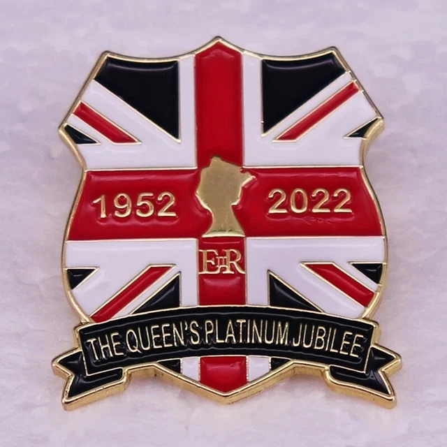 PLATINUM JUBILEE PIN Badge 1952 - 2022 Queen Elizabeth II Royal Family ...