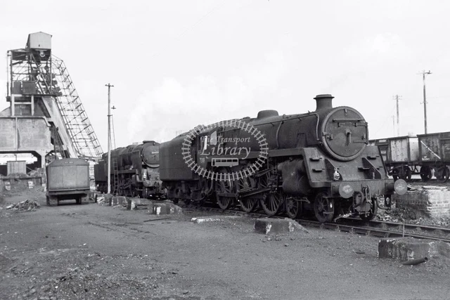 FOTO BRITISH RAILWAYS Dampflok 73118 Klasse 5MT an neun Ulmen in den ...