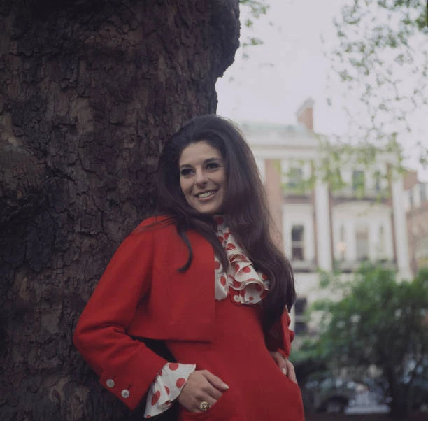 AMERICAN SINGER-SONGWRITER BOBBIE Gentry in London 1968 OLD PHOTO $9.00 ...