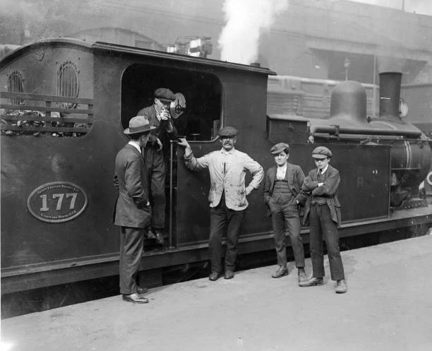 RAILWAY EMPLOYEES BESIDE a steam locomotive 1930 OLD PHOTO £5.50 ...