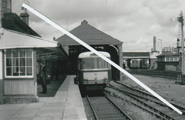 A VIEW OF railbus W79977 at grangemouth station in 1967 EUR 1,75 ...