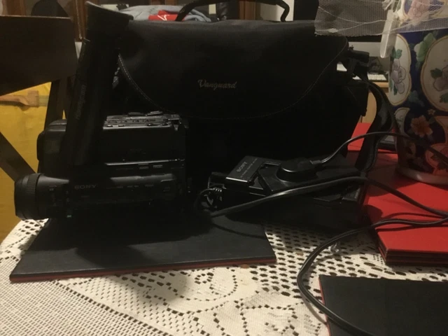 VINTAGE SONY HANDYCAM ccd-tr55e Video Camera w Charger with battery ...