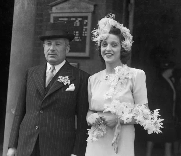 BRITISH FINANCIER CHARLES Clore marries Francine Halphen OLD PHOTO $9. ...