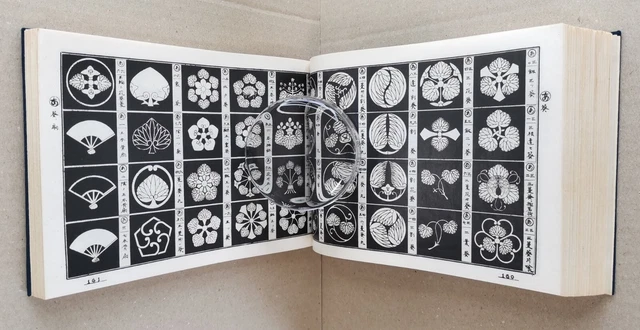 JAPANESE FAMILY CRESTS Design Book Irohabiki Hyojyun Moncho (いろは引標準紋帖 ...