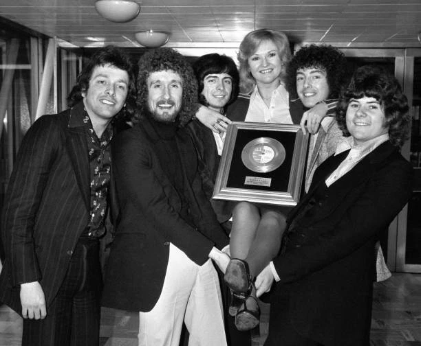 SINGER LYN PAUL Given A Lift Up Pop Group Paper Lace While She Exh ...