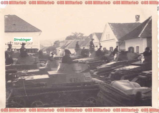 PANZER I + II + III vor Gebäude Aufschrift Strebinger Österreich? 1938 ...
