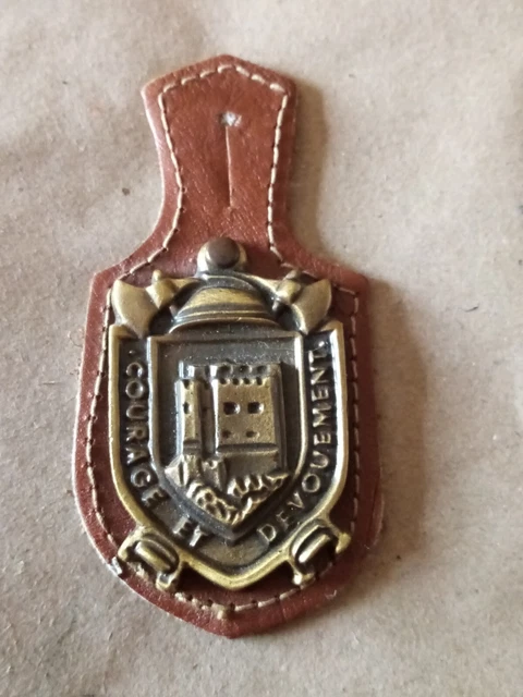 SAPEURS POMPIERS &CREST& (26). Neuf. Insigne riveté sur cuir. EUR 14,99 ...
