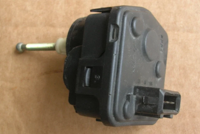 Attuatore Faro Audi A6 S6 100 C4 4a 80 B4 4a0941295 Servomotore Hella