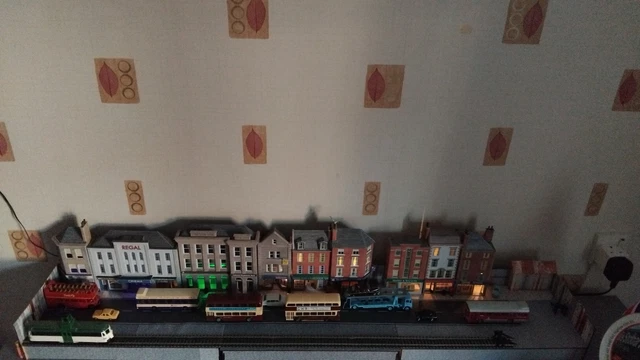 LARGE 00 GAUGE Street Diorama Light Up Buildings Vehicles Not Included ...