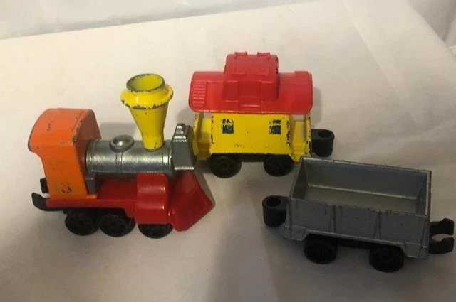 MATTEL FIRST WHEELS Train Set 1980 2 cars and locomotive heavy use £5. ...
