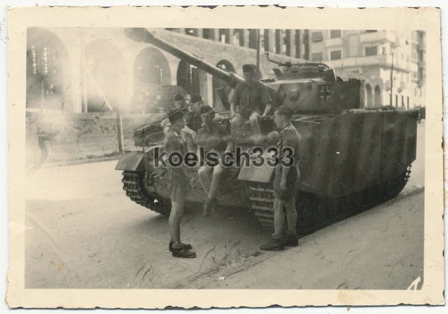 FOTO PANZERMÄNNER AM Panzer IV mit Seitenschürzen Südfront Balkanfront ...