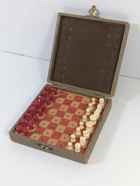 VINTAGE CHESS SET Miniature Travel Size Clamshell w/ Latch - Red/White ...