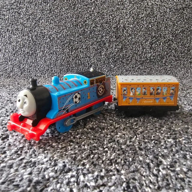 THOMAS THE TANK Engine Tomy Trackmaster Red Vs Blue Soccer Train w ...