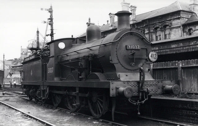 PHOTO 6X4 RAILWAY Steam Engine 31037 C 2F at unknown station c1955 EUR ...