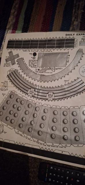 VINTAGE 1964 DOCTOR Dr Who Daily Express Cut Out Model Of A Dalek Comp ...
