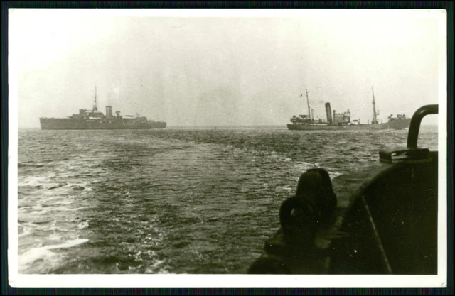 FOTO AK U-BOOT Unterseeboot U-Jäger - 12. U-Flottille mit Begleitschiff ...