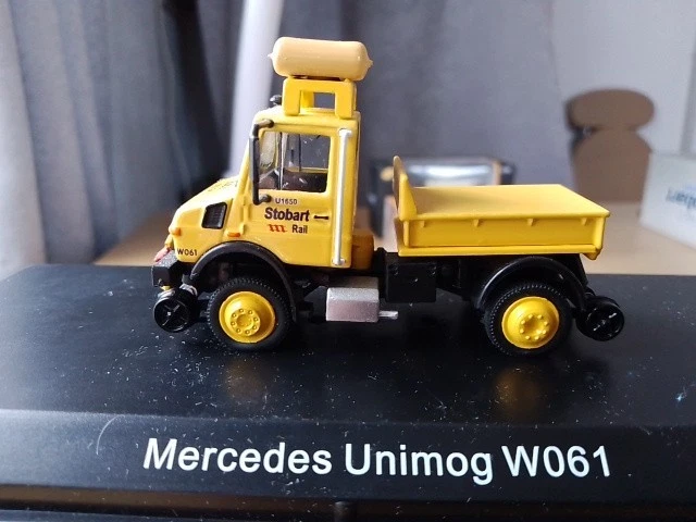 ATLAS EDDIE STOBART Rail Yellow Mercedes Unimog Scale 1:76. Code W061 ...