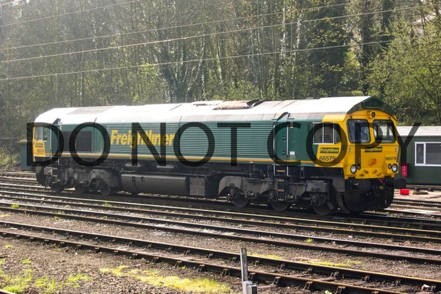 UK DIESEL TRAIN Railway Photograph Of Class 66 66579. Loco. Rm66-767 £1 ...
