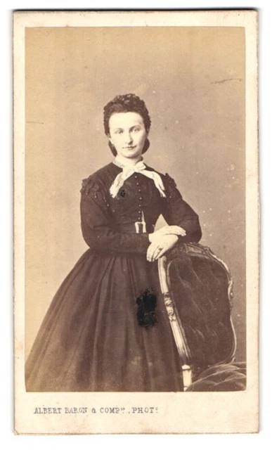 PHOTO ALBERT BARON, Bruxelles, Rue l´Ecuyer 38, skeptische junge Dame ... PHOTO ALBERT BARON, Bruxelles, Rue l´Ecuyer 38, skeptische junge Dame ...