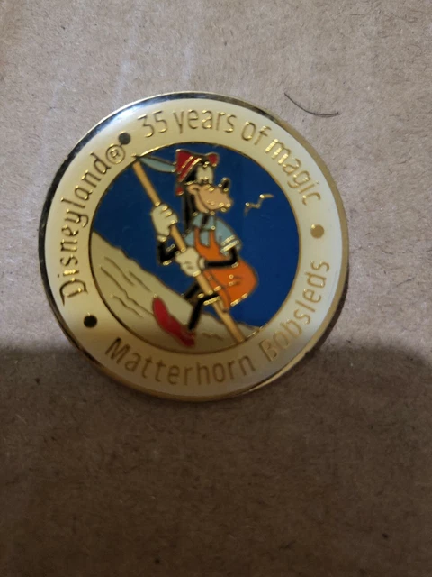 PARIS DISNEYLAND METAL Badge Disney Pluto matterhorn bobsleds EUR 11,67 ...