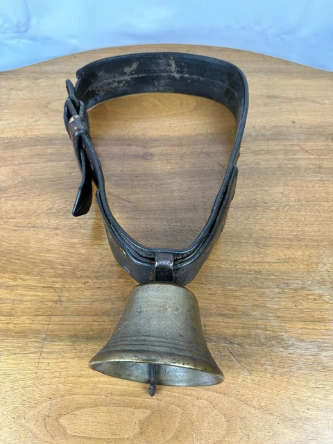 ANCIENNE CLOCHE SONNAILLES de vache en bronze avec collier en cuir 403002 EUR 50,00 - PicClick FR