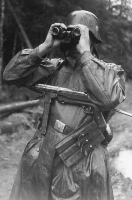 WW2 PHOTO WWII German Soldier MP 40 Submachine Gun World War Two ...