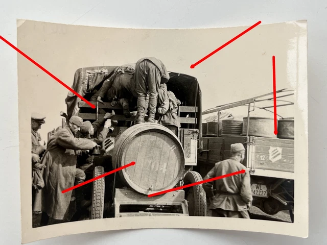 FOTO RUSSLAND, RUSSISCHE Hiwis versorgen Gefangene, Einheits Wappen ...