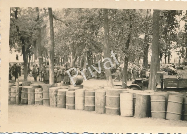 FOTO WK II Wehrmacht gefangene Russen POW заключенные Beute Benzinlager ...