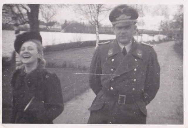 WK 2 FOTO Deutsches-Reich Luftwaffe Major Oberst Uniform Abzeichen Frau ...