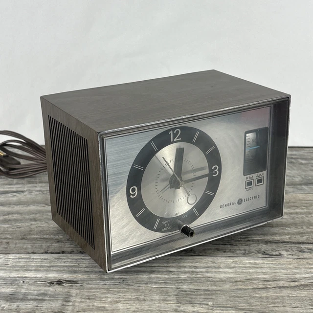 VINTAGE GE GENERAL Electric Alarm Clock AM/FM Model C2594 Walnut Grain ...