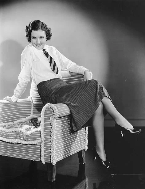 AMERICAN MAXINE DOYLE sits on an armchair 1940 MOVIE FILM OLD PHOTO EUR ...