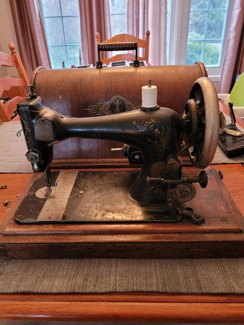 ANTIQUE SINGER SEWING Machine VS3 Electric W/Case. Serial No. 9413576 ...