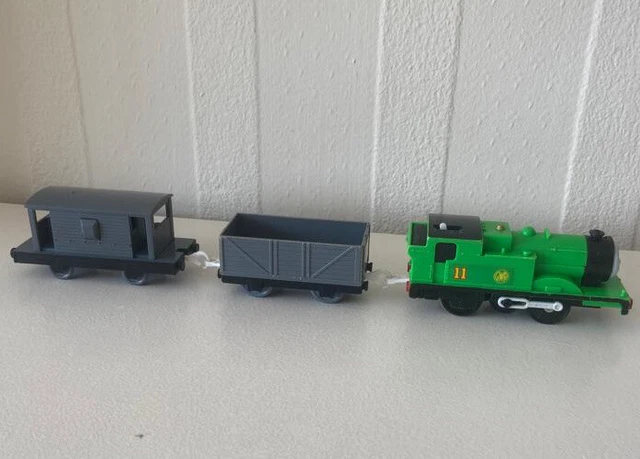 OLIVER THOMAS the tank engine tomy trackmaster battery train 2 ...