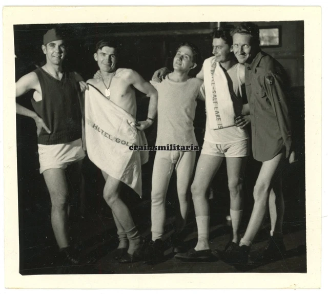 ORIG. FOTO HALB nackte USAAF Soldaten am Flugplatz WATTON England 1944 ...