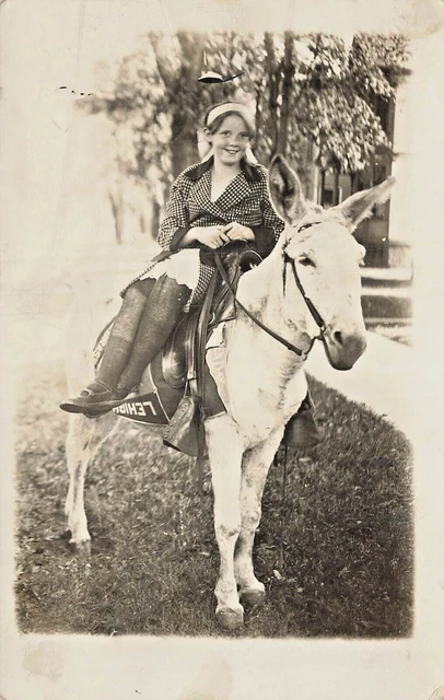 MIGNON SOURIANT GIRL-KATHERINE Sneed sur Un Mule ~1910s Véritable Photo ...