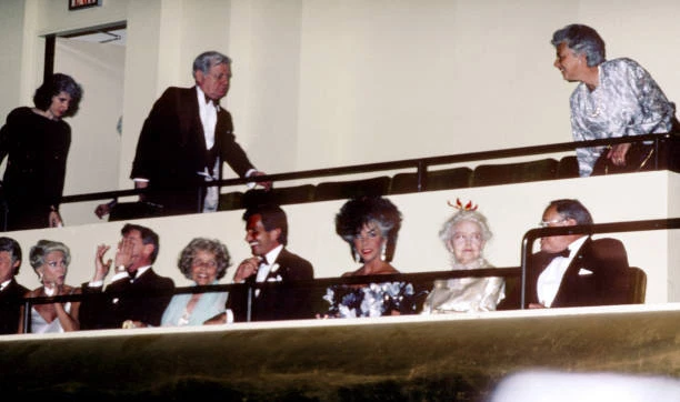 ELIZABETH TAYLOR SARAH Taylor George Hamilton Rody McDowall - 1986 Old ...