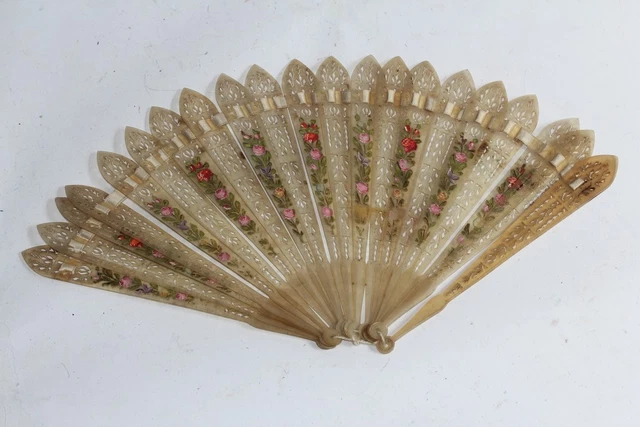 ÉVENTAIL BRISÉ CORNE ajouré début XIXe siècle (49021) EUR 158,00 ...