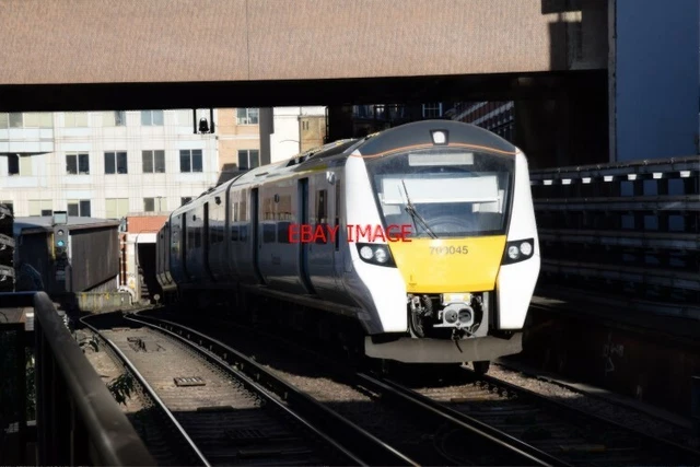 PHOTO CLASS 700 Desiro City 8-Car Emu No 700 045 Climbs Out Of Snow ...