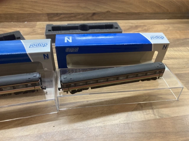 DAPOL 2 SWALLOW livery my 3 coaches with light bars fitted used but ...