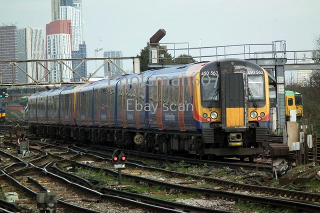CLASS 450 450563, 4 car EMU, in South West Trains branded SWR @ Clapham ...