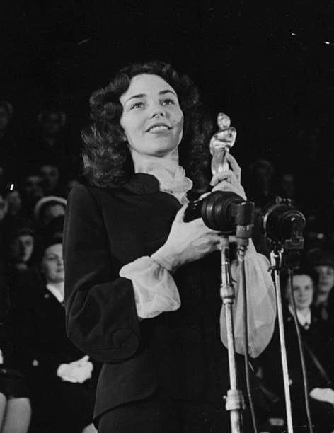 ACTRESS JENNIFER JONES Receiving Her Best Actress Oscar 1944 Old Photo ...