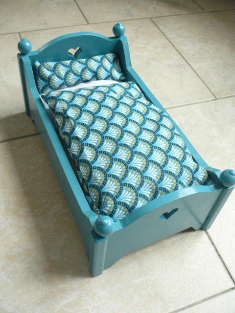 PETIT LIT DE poupée en bois peint et sa literie neuve EUR 18,00 - PicClick FR