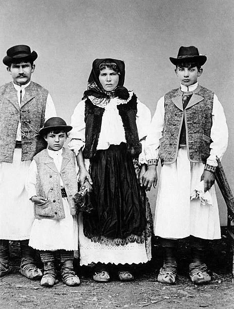 ROMANIAN FAMILY FROM Transylvania in traditional costume 1910 OLD PHOTO ...