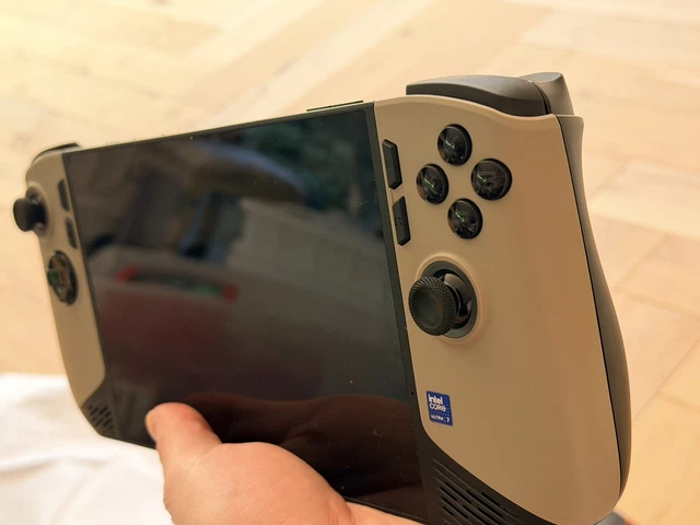 MSI CLAW 8 AI+ 120Hz 32GB/1TB Gaming Handheld Intel Core 258V / Wall ...