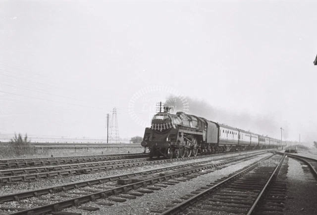 PHOTO BRITISH RAILWAYS Steam locomotive 73137 Standard Caprotti ...