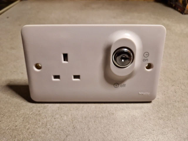 SCHNEIDER ELECTRICAL WHITE Moulded - Unswitched Lockable Power Socket £ ...