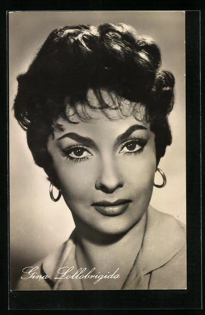 AK SCHAUSPIELERIN GINA Lollobrigida, Portrait mit eindringlichem Blick ...