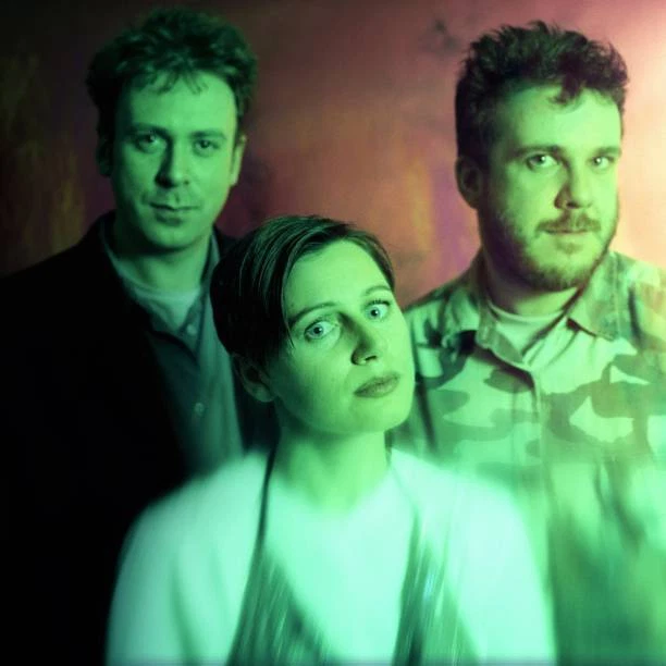 SCOTTISH MUSIC BAND Cocteau Twins bassist Simon Raymonde, lead voc ...