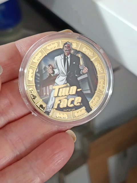 THE SHADOWS OF Gotham 2025 Two-Face Coin 24ct Gold Plated DC ...