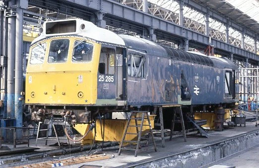 ORIGINAL COLOUR SLIDE of 25285 BR class 25 diesel loco £2.99 - PicClick UK